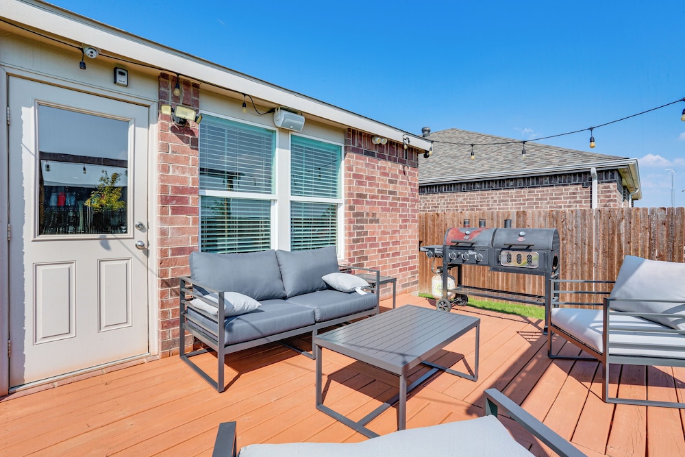 Modern Home W/ Private Yard & Patio In Little Elm! - Little Elm, TX