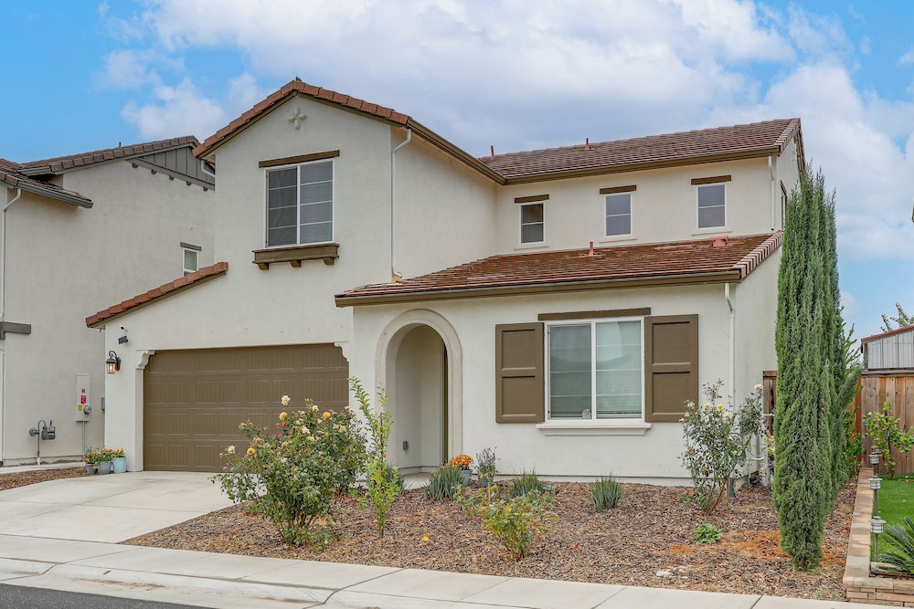 Modern Family Home In Suburbs Of Sacramento! - Roseville, CA