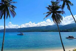 Uma praia privada nas proximidades, toalhas de praia 