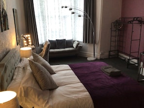 Quarto casal luxo, vista para a cidade | Wi-Fi de cortesia, roupa de cama