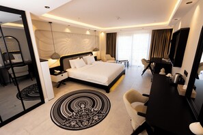 Cofre no quarto, secretária