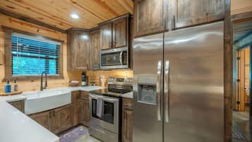 Cabana de Madeira Signature, 2 quartos, piscina privativa | Cozinha privada | Um frigorífico, um micro-ondas, um forno, uma placa de cozinha
