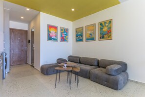 Estúdio, 1 cama de casal, varanda, vista para o mar | Sala de estar | Smart TV de 43 polegadas com canais por cabo, serviços de streaming 