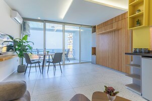 Estúdio, 1 cama de casal, sacada, vista para o mar | Opções para refeição no quarto