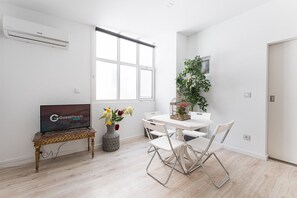 Apartamento (One-Bedroom Apartment) | Sala de estar