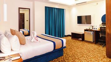 Quarto casal executivo | Cofres nos quartos, escrivaninha, espaço de trabalho para notebook