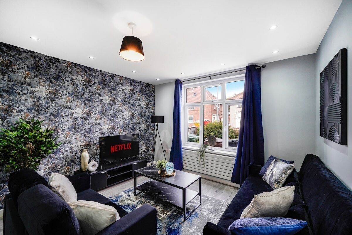 Exquisite London Home - Parking - Sleeps 10 - Ilford
