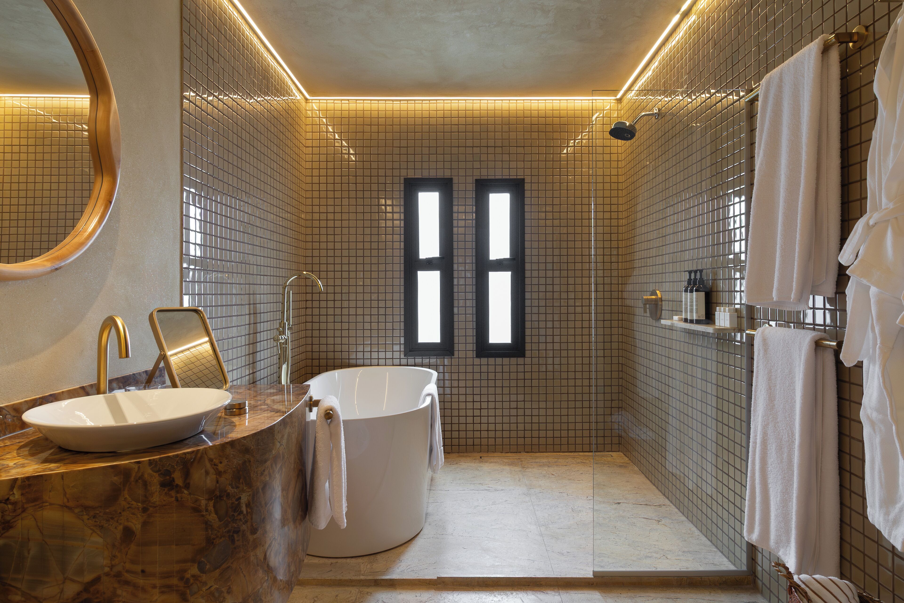 Quarto de Luxo, vista para o jardim | Casa de banho | Artigos de higiene pessoal grátis, um secador de cabelo, chinelos 