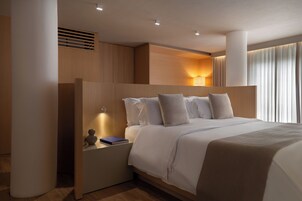 Quarto superluxo, vista para o jardim | Cofres nos quartos, escrivaninha, espaço de trabalho para notebook