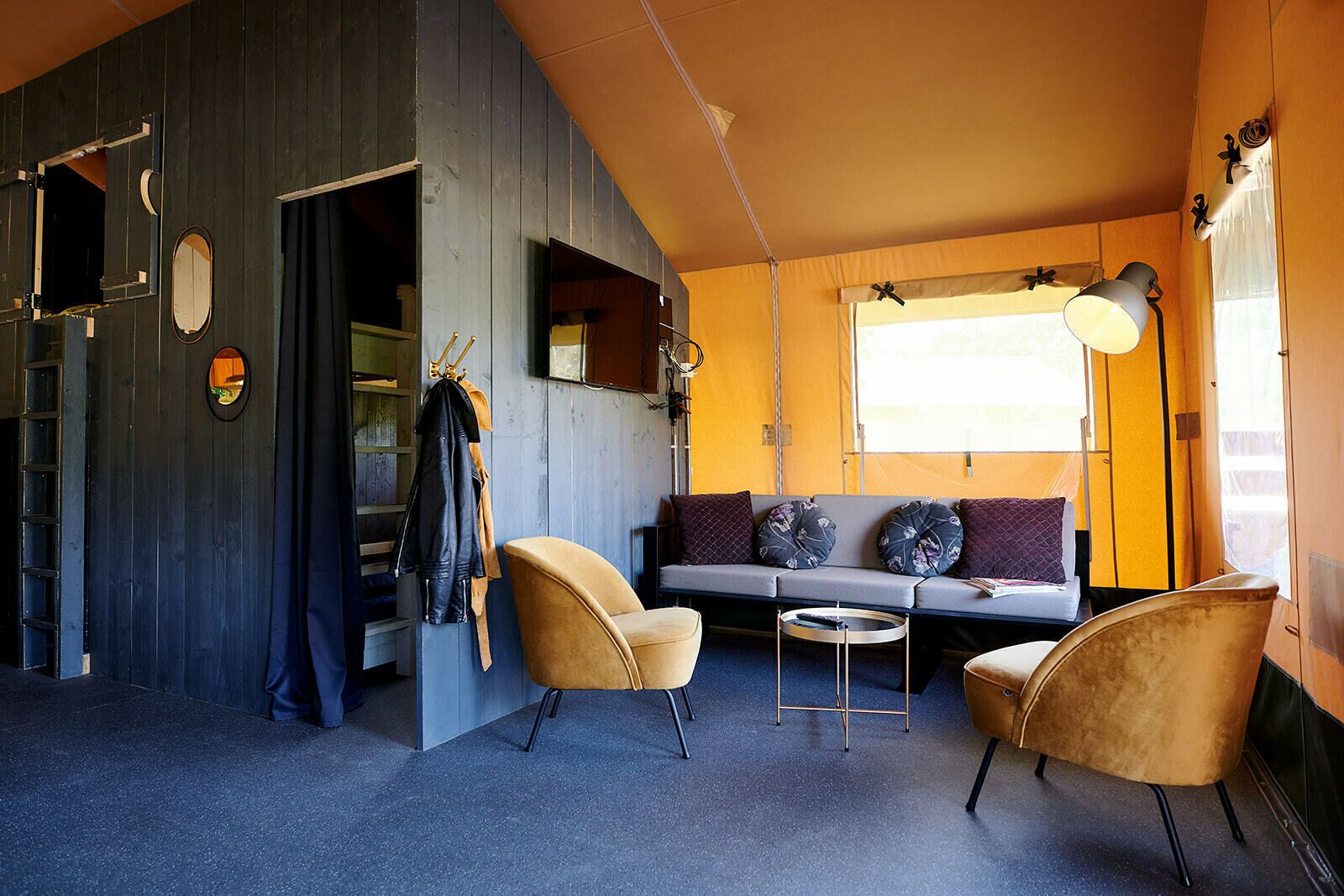 Enjoy The Ultimate Glamping Experience In The Safaricottage Xl For 8 People By The Pond At Vakantiepark De Sallandshoeve, Perfect For Families And Nature Lovers. - Raalte