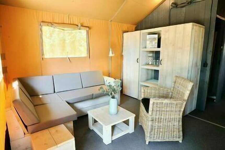 Enjoy A Luxurious Glamping Stay In The Villatent At Vakantiepark Sallandshoeve In Nieuw-heeten, Near Sallandse Heuvelrug National Park. Comfort And Nature Combined. - Overijssel