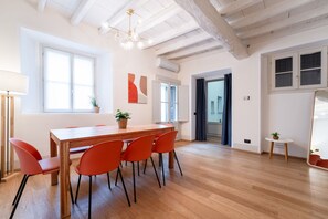 Apartamento conforto, 3 quartos | Sala de jantar