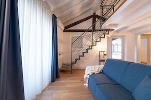 Apartamento Económico, 2 quartos | Sala de estar | Televisor de 30 polegadas com canais via satélite