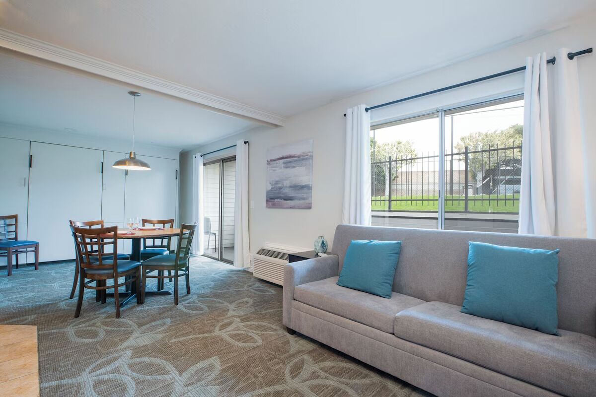 Beach Getaway! 1 Bedroom Suite, Kitchenette & Outdoor Pool - San Clemente, CA