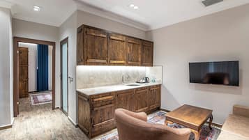 Suite Deluxe, vista para o jardim | Cozinha privada | Minifrigorífico, uma chaleira elétrica, uma cadeira de bebé