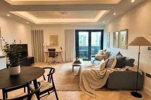 Deluxe 1-Bed Apartment with Balcony, Gym & Cinema – 7 Mins from ...