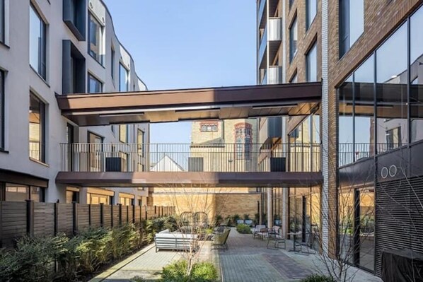 Deluxe 1-Bed Apartment with Balcony, Gym & Cinema – 7 Mins from ...