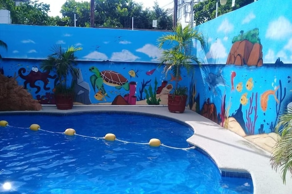 Piscina exterior, da(s) 9:00 à(s) 22:00, guarda-sóis