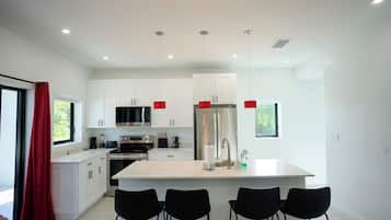 Apartamento Standard | Cozinha privada | Um frigorífico/congelador grande, um micro-ondas, um forno