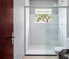 Quarto duplo luxo | Banheiro | Chuveiro, produtos de toalete grátis, toalhas de banho, sabonete