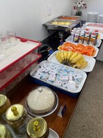 Café da manhã com buffet grátis todos os dias