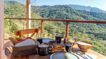 Café da manhã feito na hora grátis todos os dias