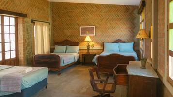 Quarto Quádruplo, vista para o jardim | Com decoração personalizada, com mobília individualizada, Wi-fi grátis