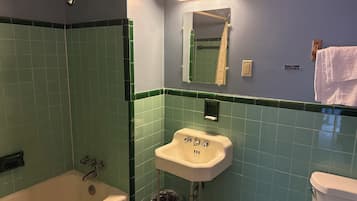 Quarto casal | Banheiro | Banheira, toalhas de banho, sabonete, papel higiênico