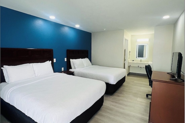 Quarto Duplo, não fumadores, serviço de limpeza e arrumação | Secretária, secretária adequada para computadores portáteis