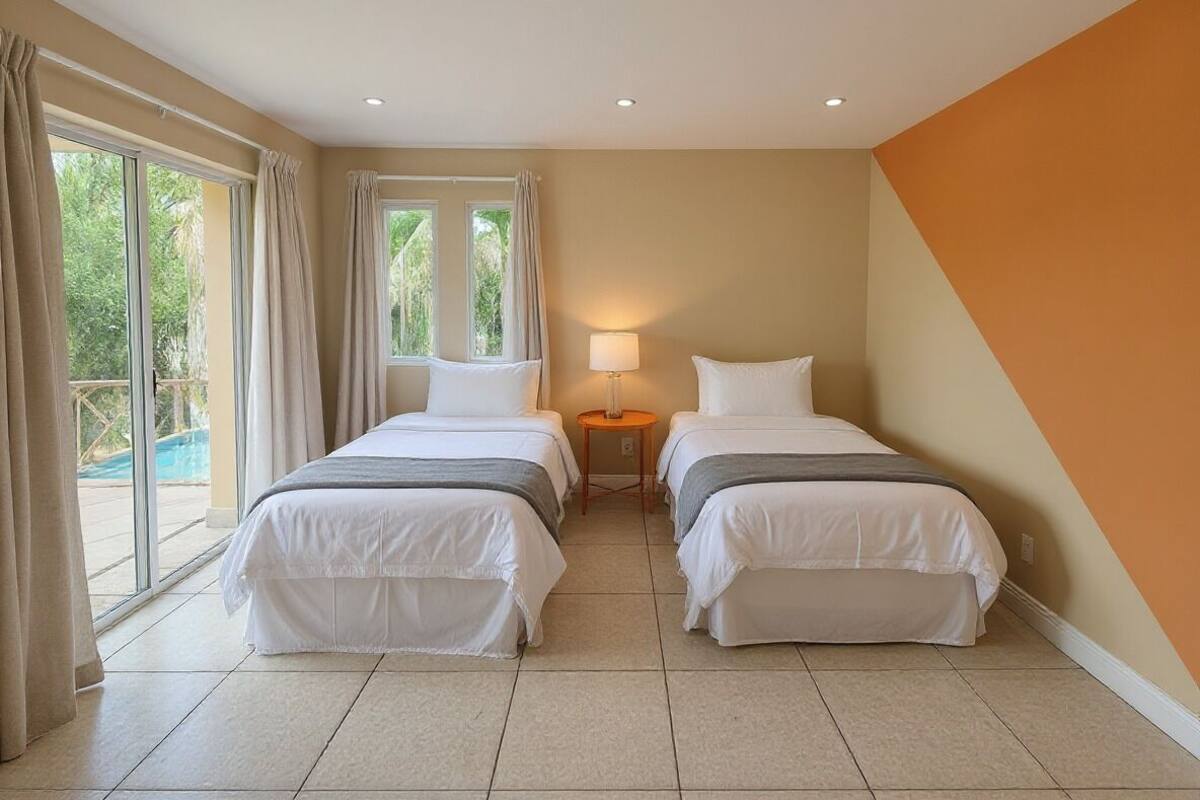 Quarto Duplo Superior, várias camas, varanda | Quartos insonorizados, Wi-fi grátis, roupa de cama fornecida