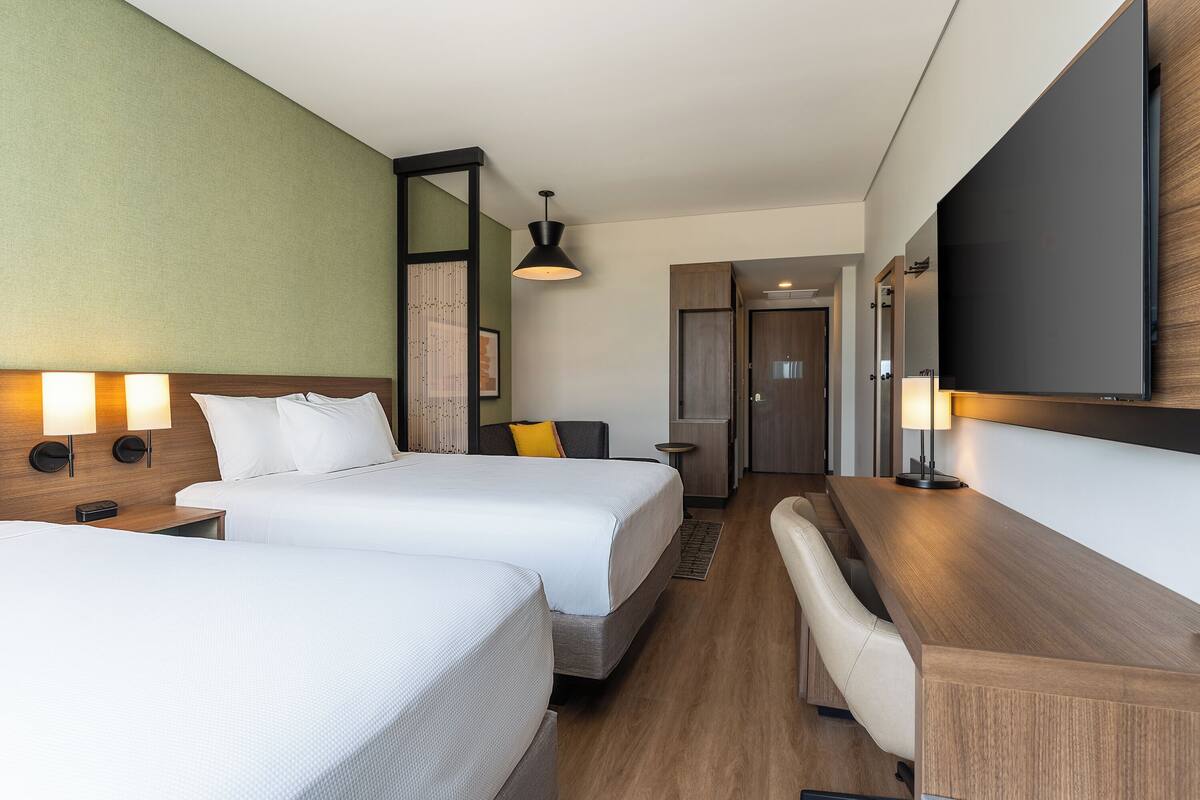 Cofres nos quartos, cortinas blackout, Wi-Fi de cortesia, roupa de cama