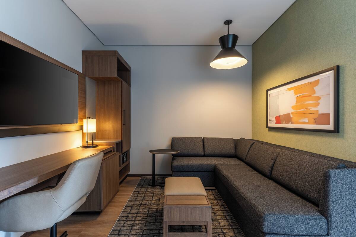 Cofres nos quartos, cortinas blackout, Wi-Fi de cortesia, roupa de cama