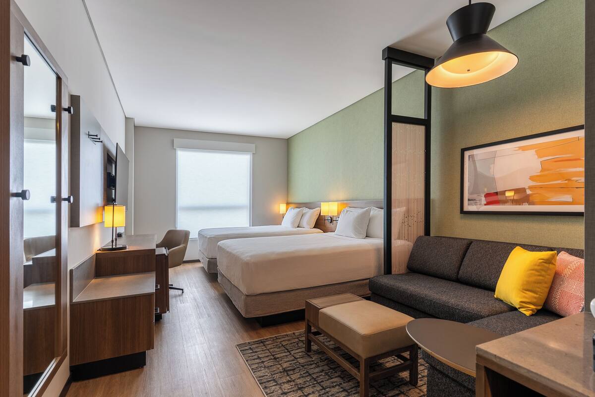 Cofres nos quartos, cortinas blackout, Wi-Fi de cortesia, roupa de cama