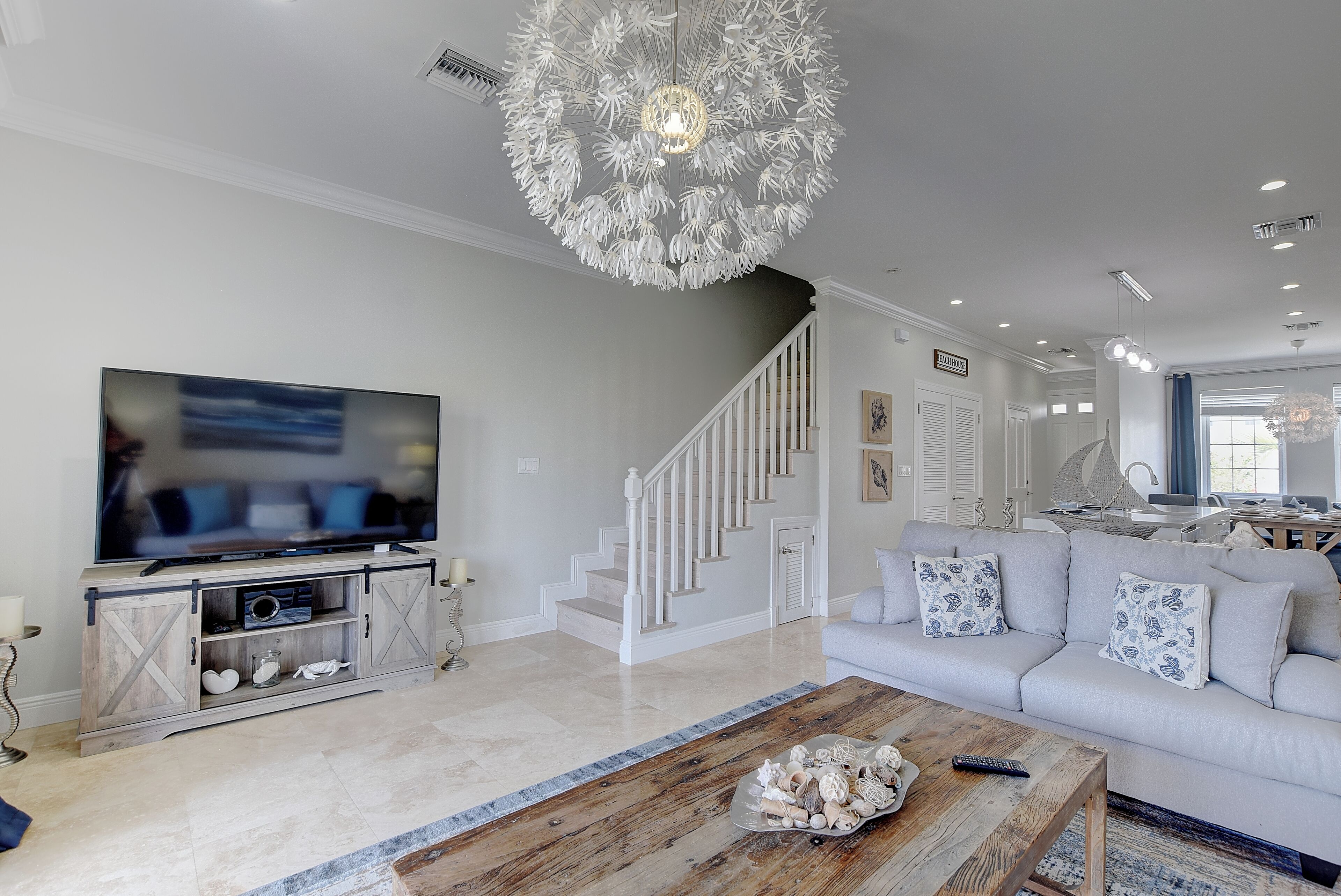 Spacious 4-bedroom Townhome Steps To Beach - Nassau