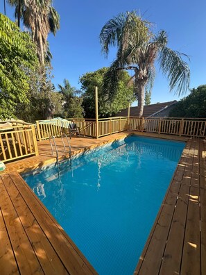 Piscina exterior sazonal, toldos gratuitos, espreguiçadeiras 