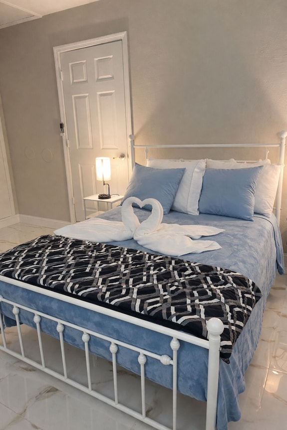 Modern Luxury Stay In Tampa - Tampa, FL