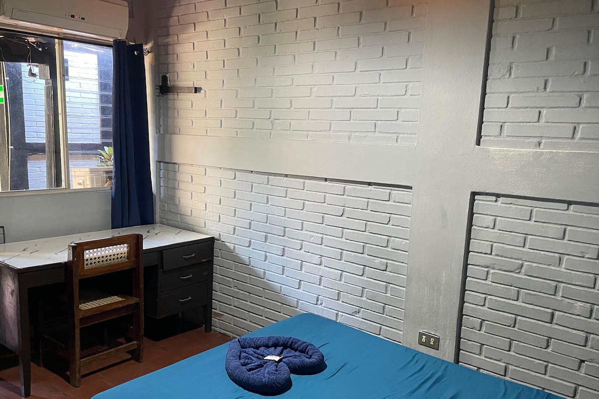 Quarto solteiro clássico | Cortinas blackout, ferros/tábuas de passar roupa, Wi-Fi de cortesia