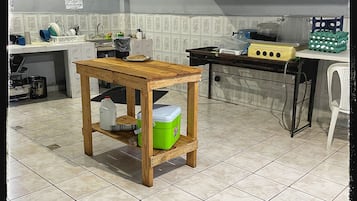 Um frigorífico, um micro-ondas, um forno, uma placa de cozinha