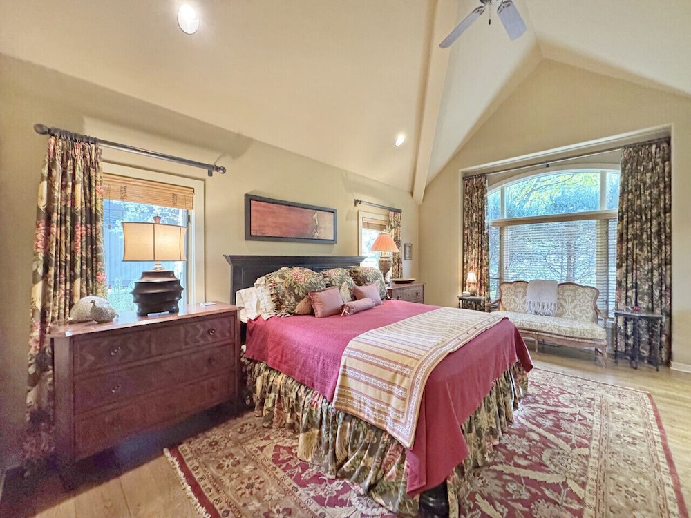 Spacious 5BR 5BA Arrowhead Luxury Home | Gated Community | On-call Ski ...