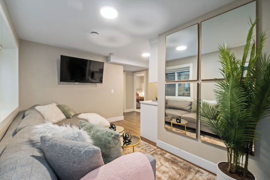 Cute, Clean, Modern Suite In A House - Great Area! - Langley