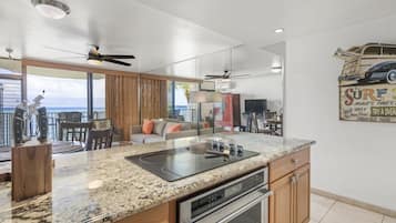 Apartamento em Condomínio Fechado, 1 quarto, vista para o resort | Cozinha privada