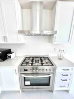 Geladeira grande, micro-ondas, fogão, lava-louças