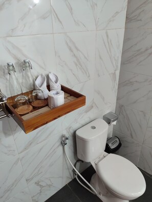 Quarto casal conforto, 1 cama King, vista para a piscina | Banheiro | Produtos de toalete grátis, secador de cabelo, toalhas de banho