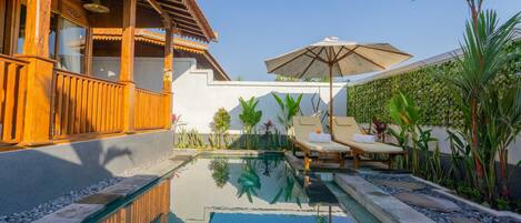 Quarto casal conforto, 1 cama King, vista para a piscina | Vista do quarto