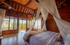 Quarto casal conforto, 1 cama King, vista para a piscina | Escrivaninha, espaço de trabalho para notebook, Wi-Fi de cortesia