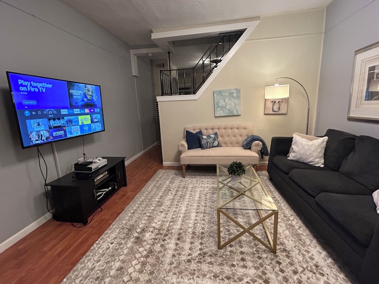 Family-friendly Federal Hill Townhome 3br 2ba 2 Car Parking Walkable Near Bwi - Baltimore, MD