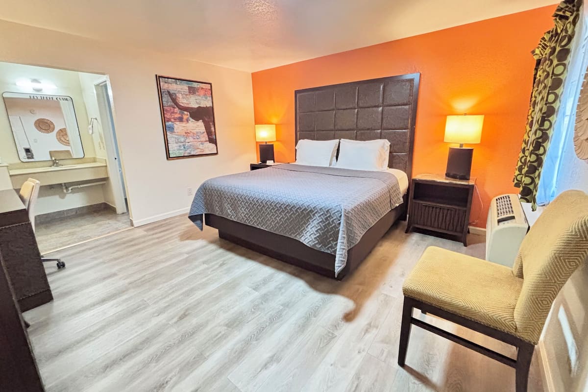 Quarto standard, 1 cama King, para não fumantes, banheiro privativo | Cofres nos quartos, escrivaninha, espaço de trabalho para notebook