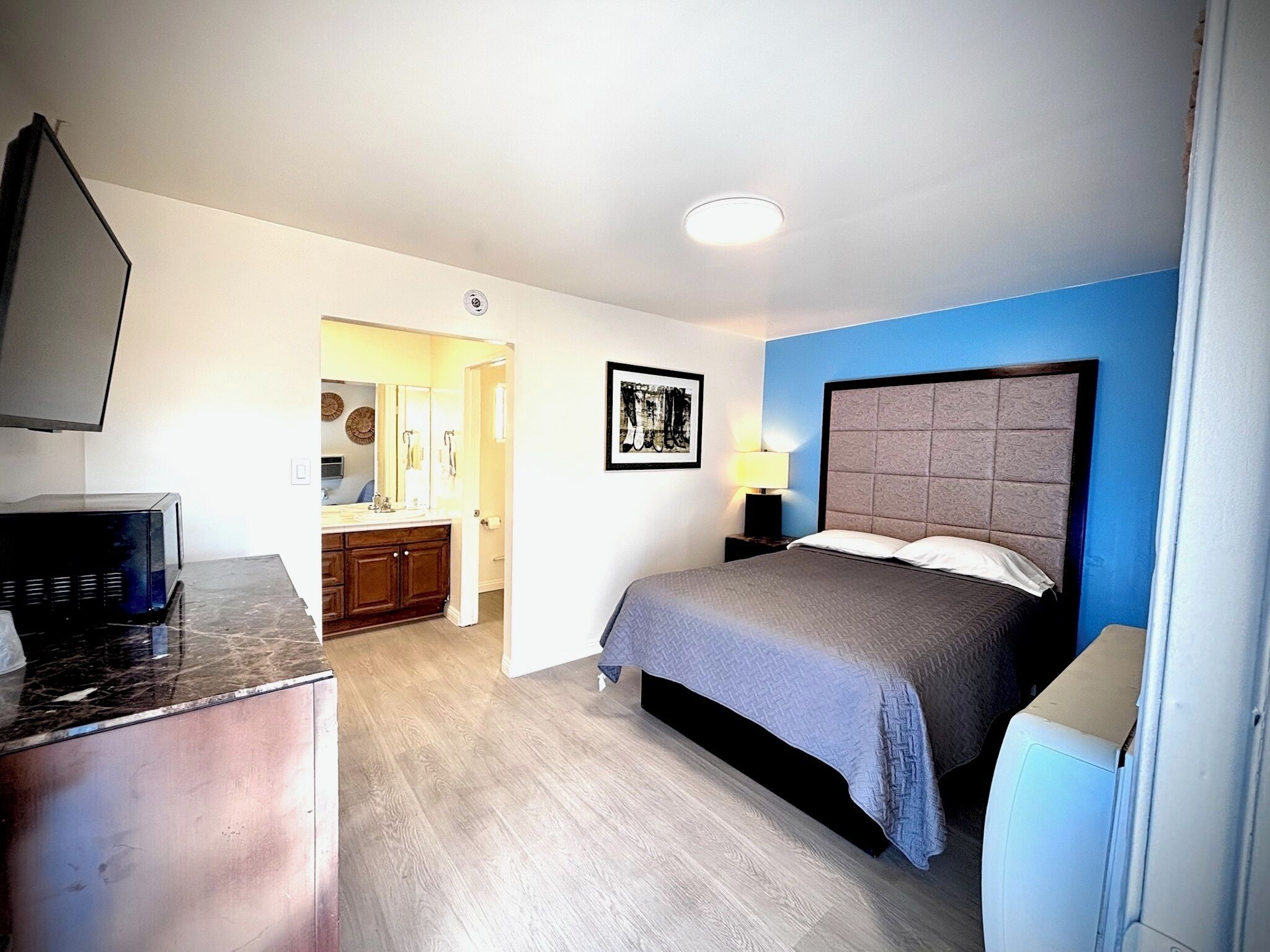 Cofres nos quartos, escrivaninha, espaço de trabalho para notebook