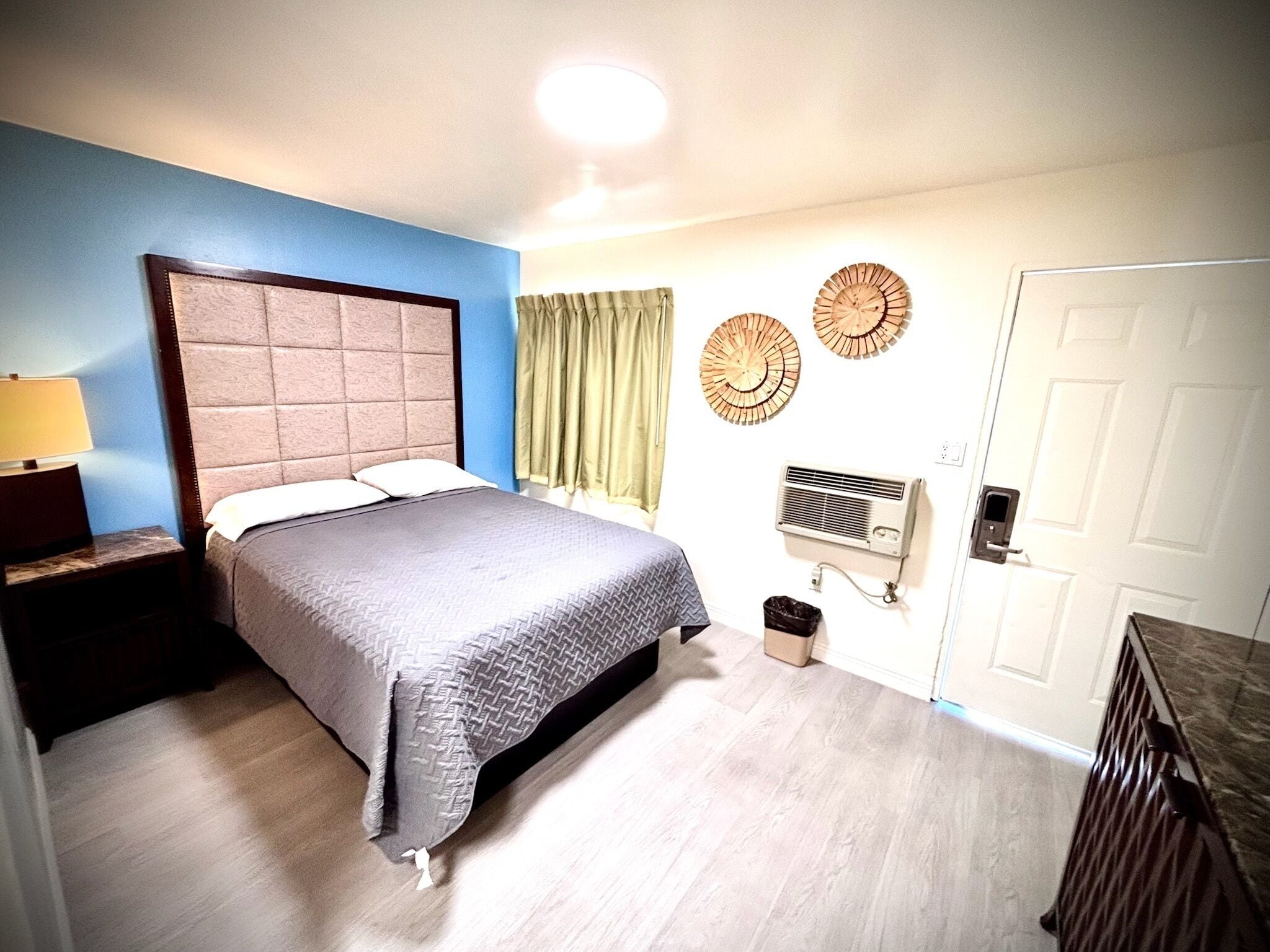 Cofres nos quartos, escrivaninha, espaço de trabalho para notebook