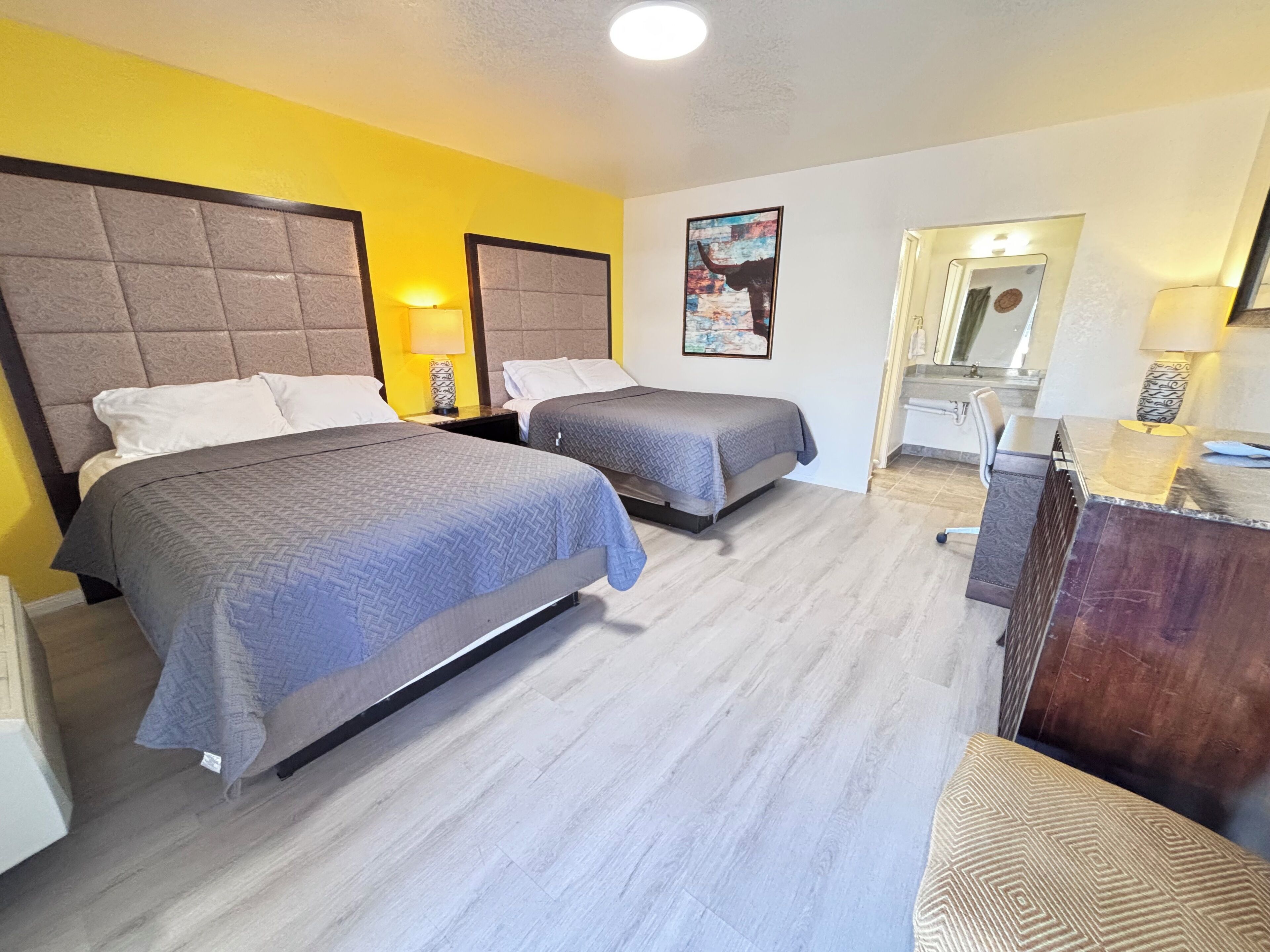 Quarto casal standard, 2 camas Queen, para não fumantes, banheiro privativo | Cofres nos quartos, escrivaninha, espaço de trabalho para notebook